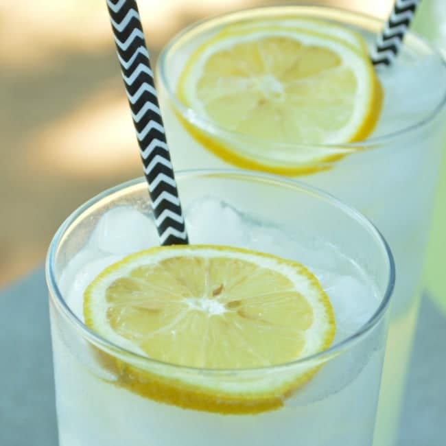 Easy Homemade Lemonade - Sugar Dish Me